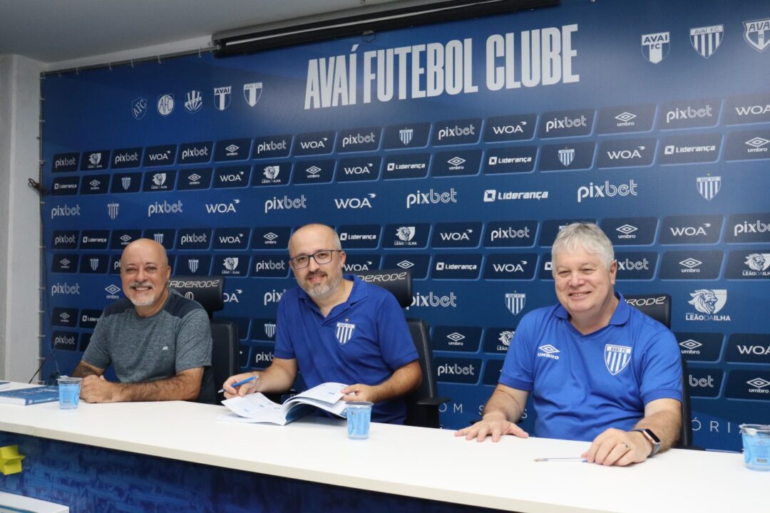 Dicionário do Avaí é lançado em tarde de autógrafos na Ressacada — Avaí ...