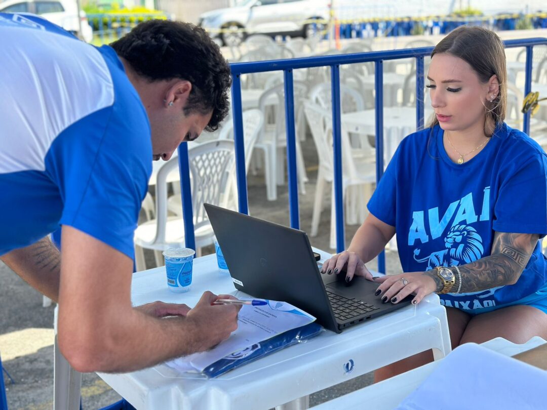 Sócios do Avaí retiram Camisas do Centenário — Avaí F.C.