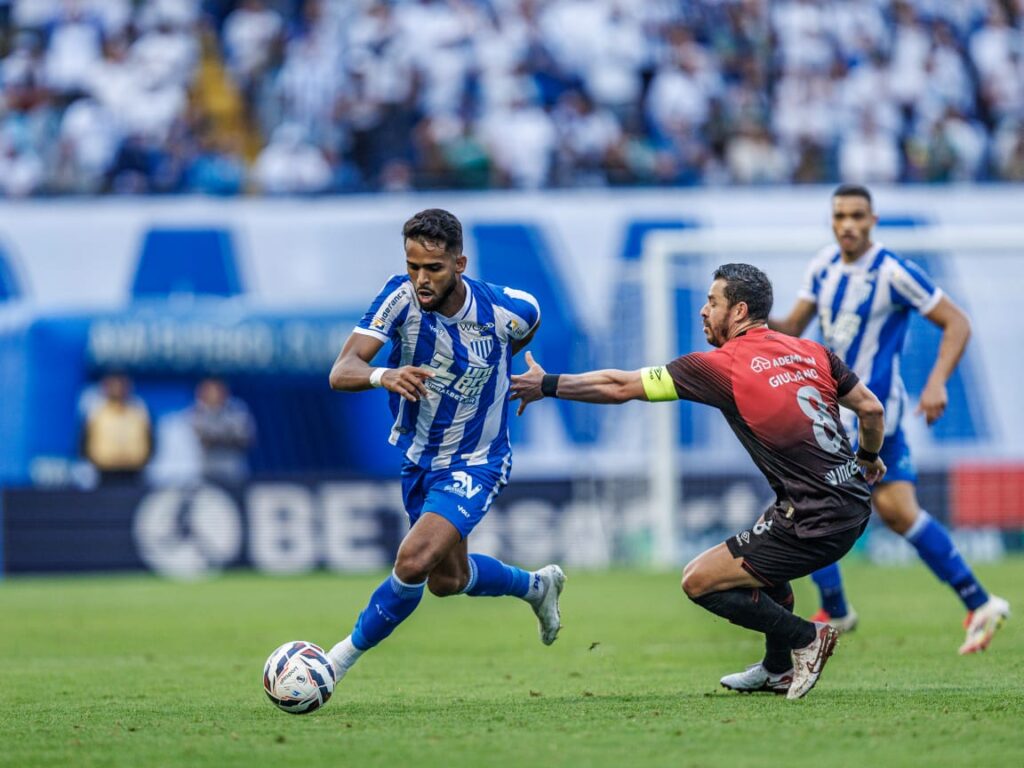 Avaí luta até o fim, mas é superado pelo Athletico Paranaense na ...